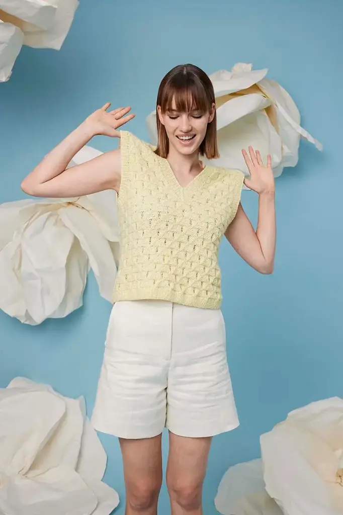 Topje met fantasiemotief en v-hals in Regina | Lang Yarns | Wolboetiek ...